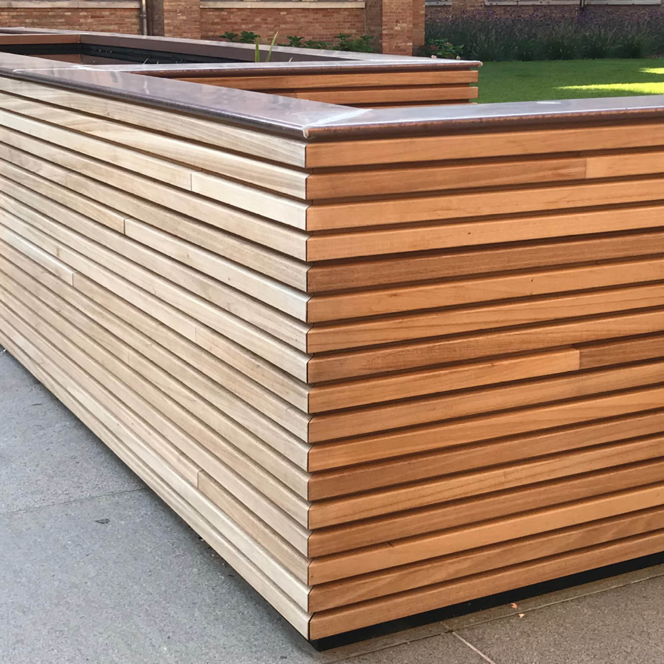 ThermoWood® voor tuinbank met vijver