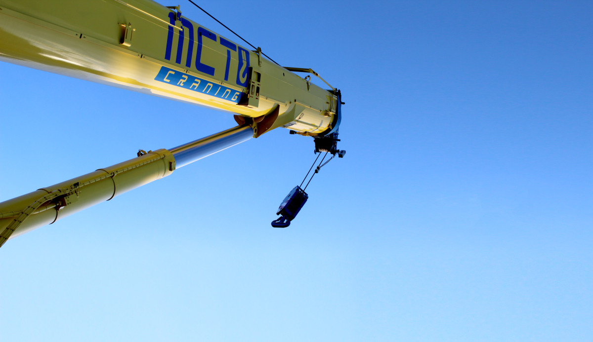 Crane rental and towing service for heavy vehicles | MCT Kranen