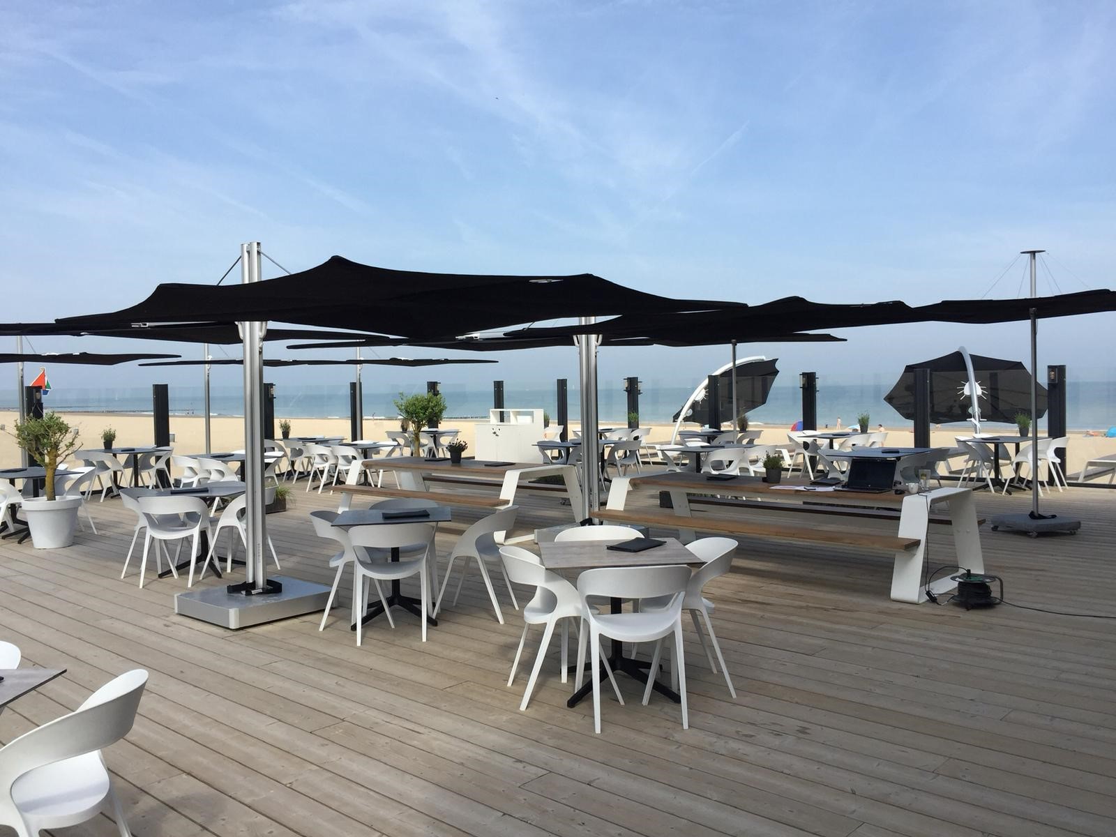 Tres colleciones Umbrosa en la terraza del Moio Beach Club