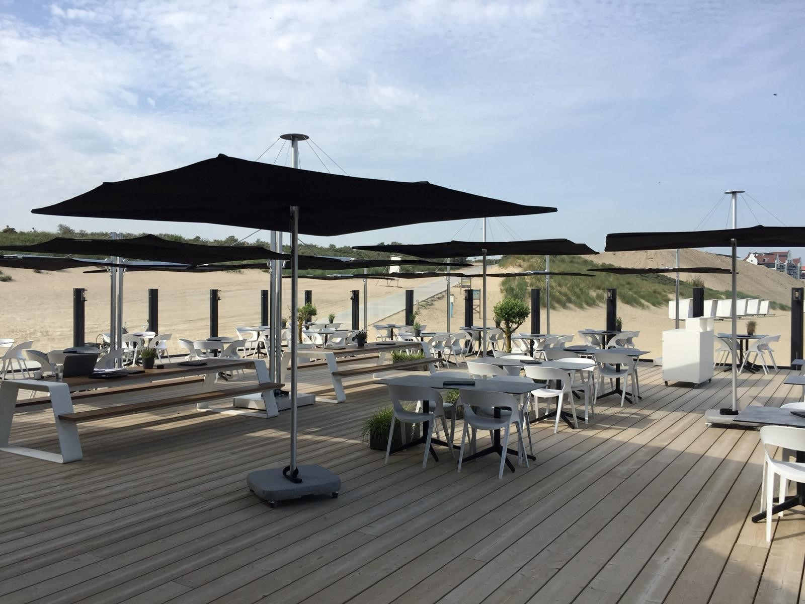 Tres colleciones Umbrosa en la terraza del Moio Beach Club